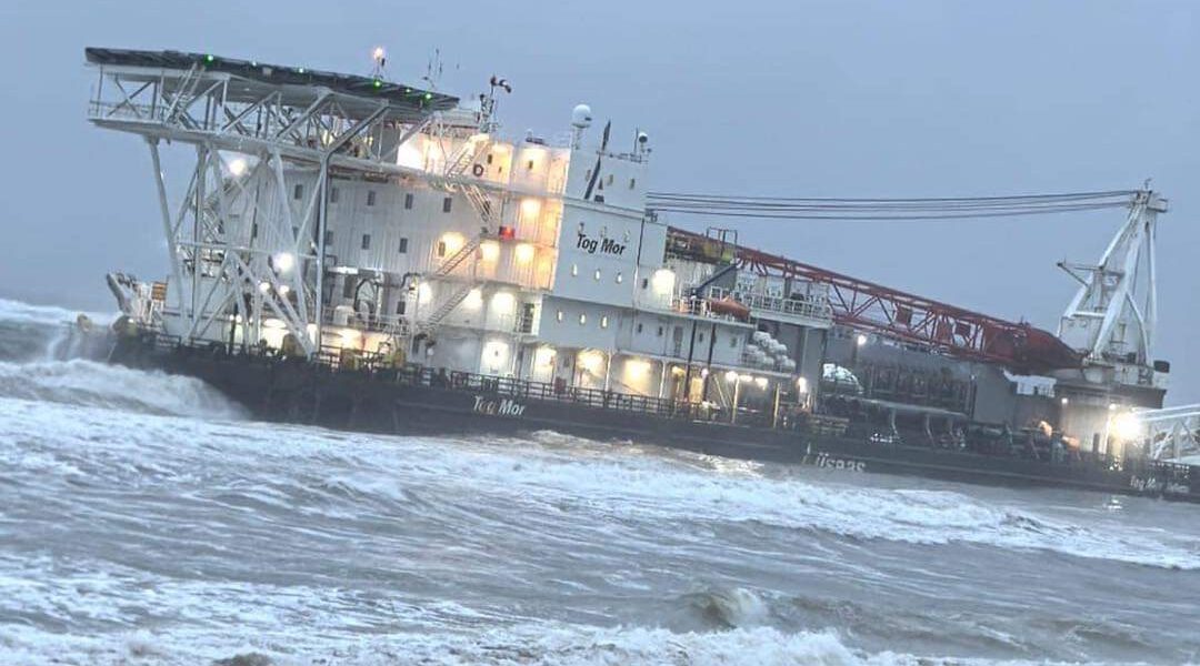 CONSECUENCIA DEL MAL TIEMPO EMBARCACIÓN TOG MOR ENCAYÓ EN COATZACOALCOS ...